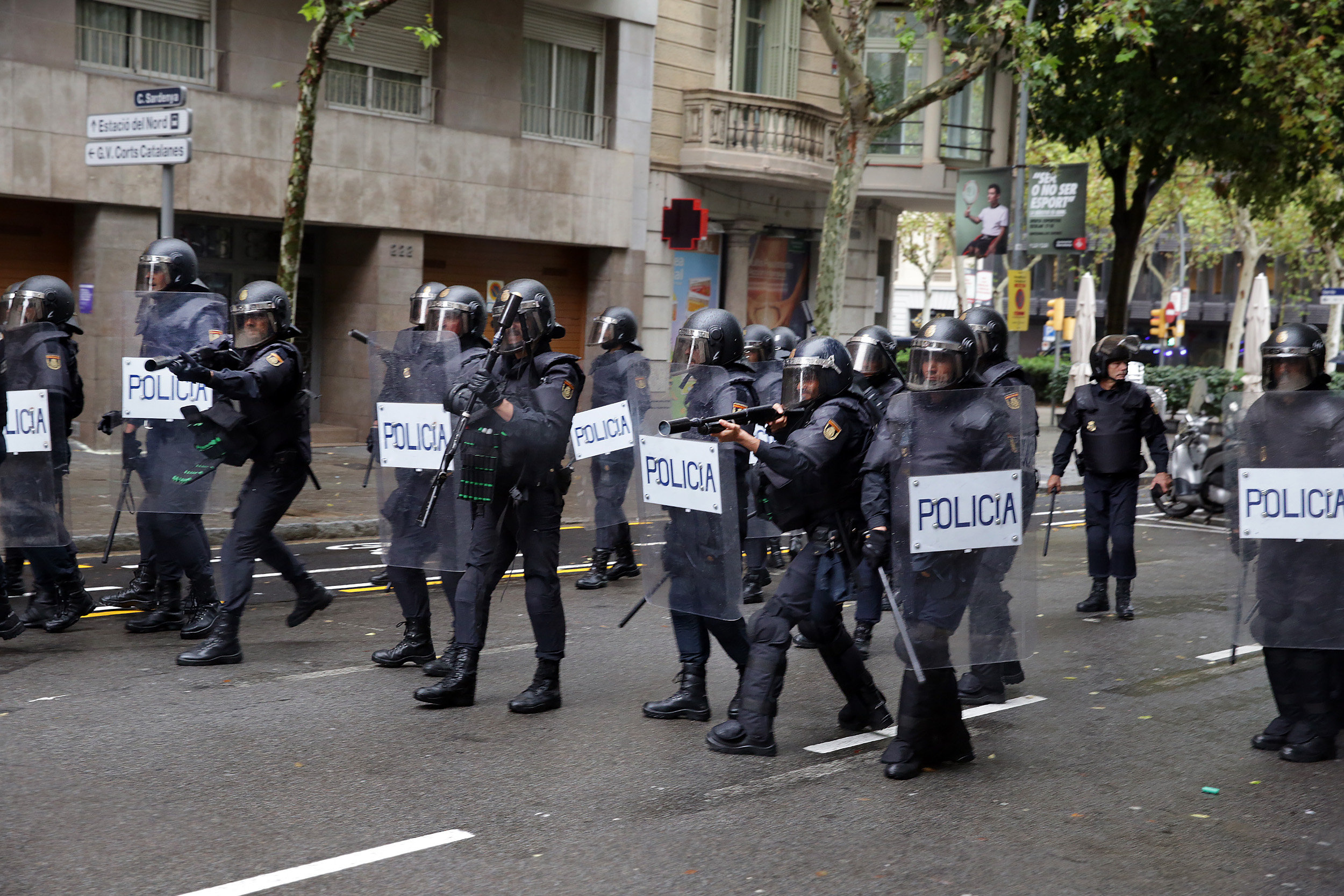 Police officers seemingly contradict official version of referendum ...