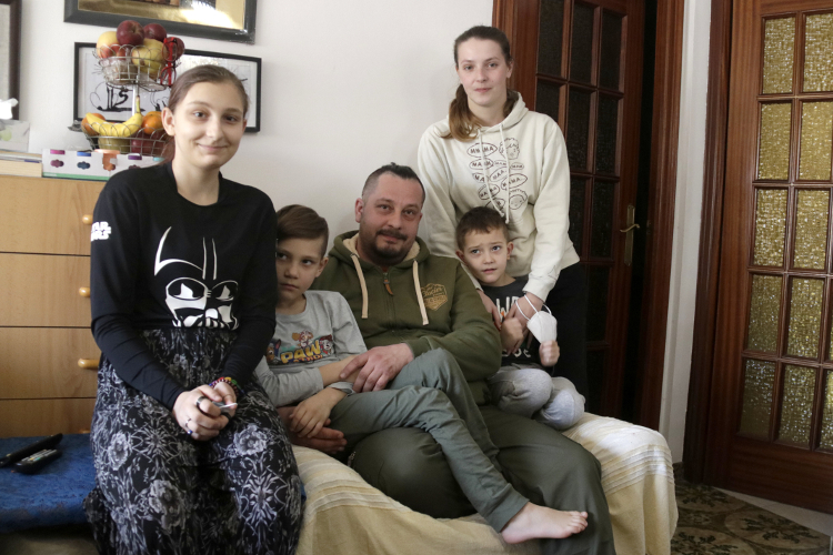 Ukrainian couple brings children to Catalonia and returns to home ...